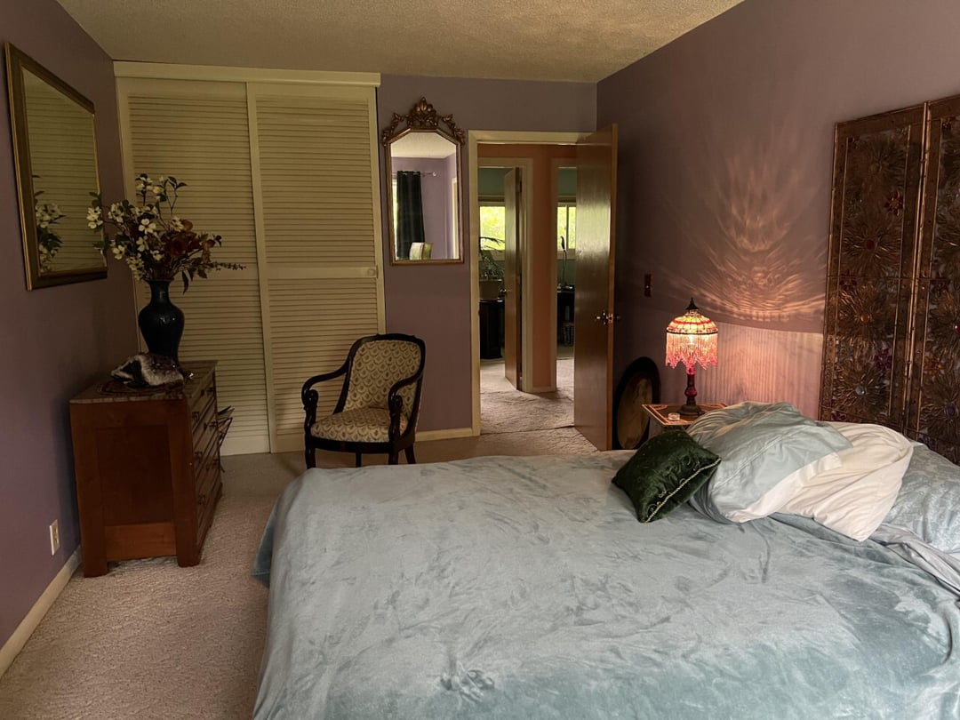 Online Only 504 S Stratton Way Auction